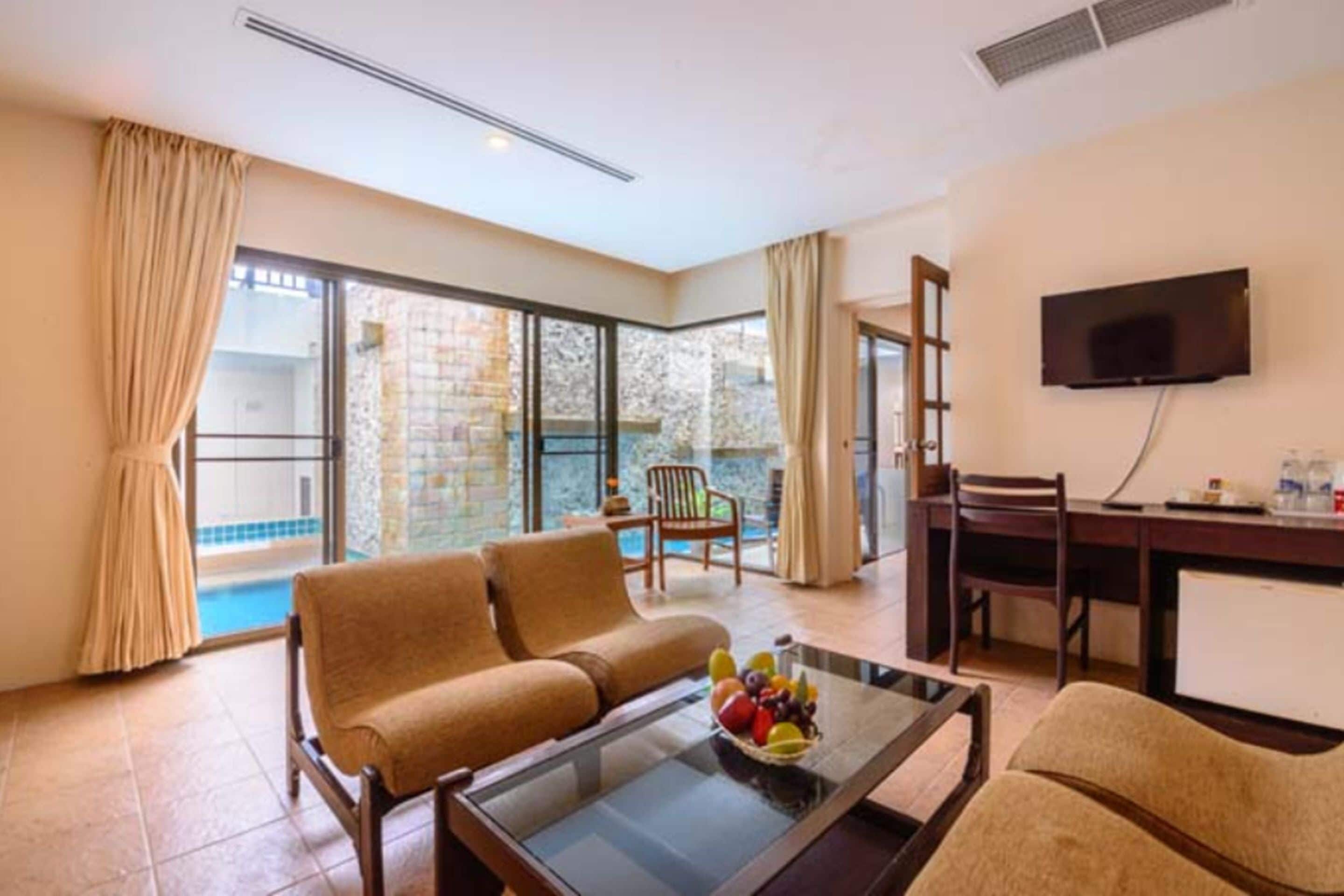 Junior Suite Pool Access | Minibar, cofre no quarto, cortinas/cortinados opacos 