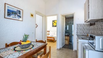 Apartamento, 2 quartos, varanda, vista parcial para o mar | Sala de estar | TV de ecrã plano