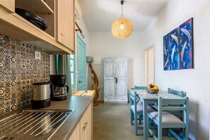 Apartamento superior, 2 quartos, sacada, vista parcial para o mar | Cofres nos quartos, escrivaninha, Wi-Fi de cortesia