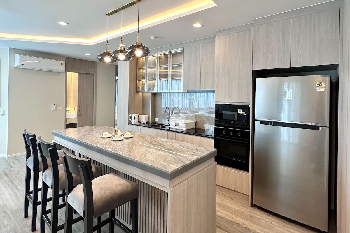 2 Bedrooms Family Deluxe | Cozinha privada | Um frigorífico/congelador grande, um micro-ondas, uma placa de cozinha