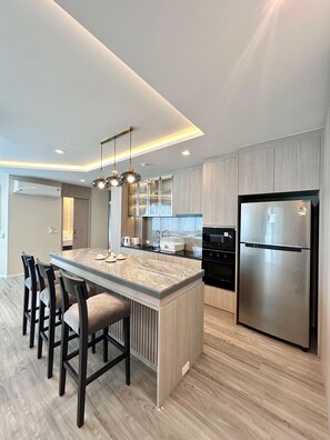 2 Bedrooms Family Deluxe | Cozinha privada | Um frigorífico/congelador grande, um micro-ondas, uma placa de cozinha