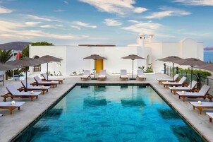Piscina exterior, guarda-sóis, espreguiçadeiras 