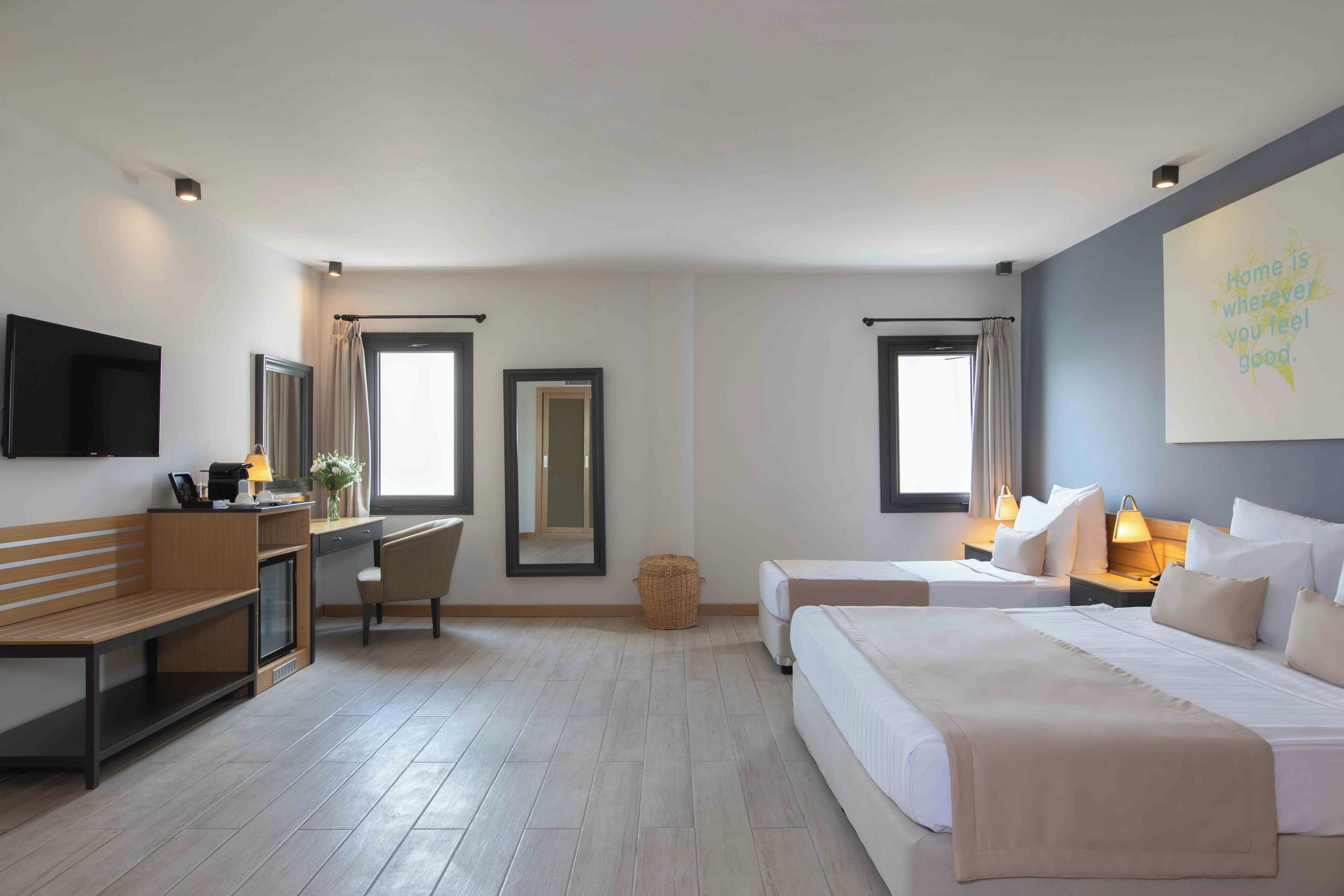 Quarto triplo standard, 1 quarto, terraço, vista para o jardim | Roupas de cama premium, frigobar, cofres nos quartos, escrivaninha