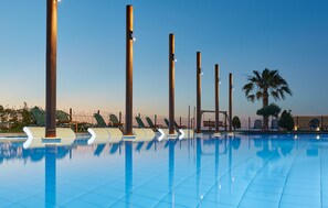 Piscina interna, 6 piscinas externas, guarda-sóis, espreguiçadeiras