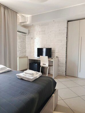 Quarto Duplo ou Twin Clássico, 1 quarto | Cofre no quarto, secretária, Wi-fi grátis, roupa de cama fornecida 