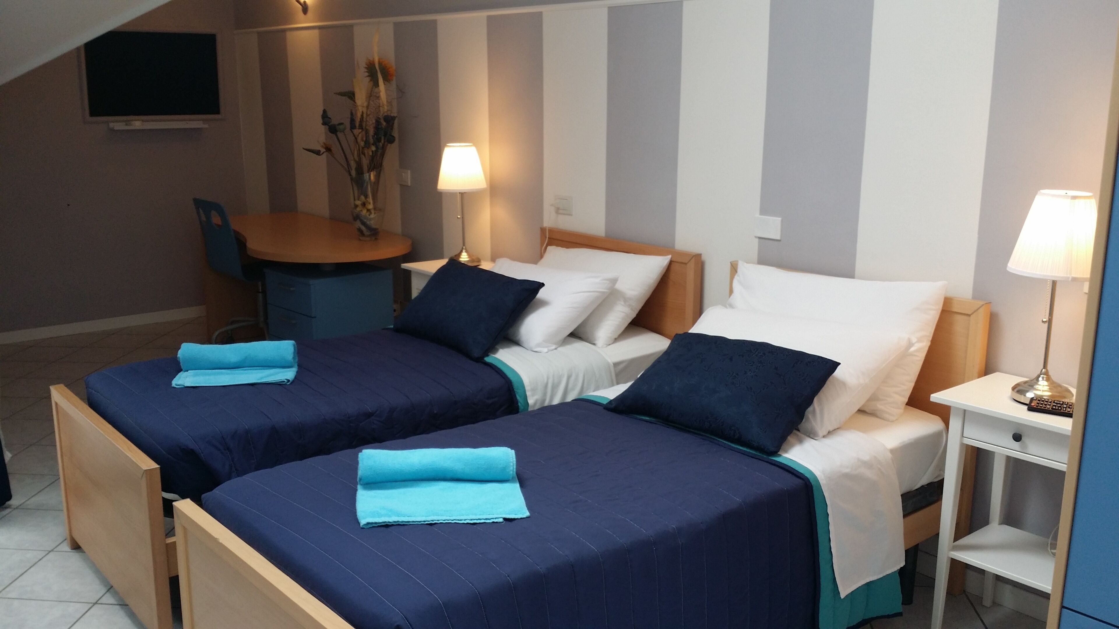 Quarto casal, 1 cama de casal, banheiro compartilhado | Cofres nos quartos, escrivaninha, Wi-Fi de cortesia, roupa de cama