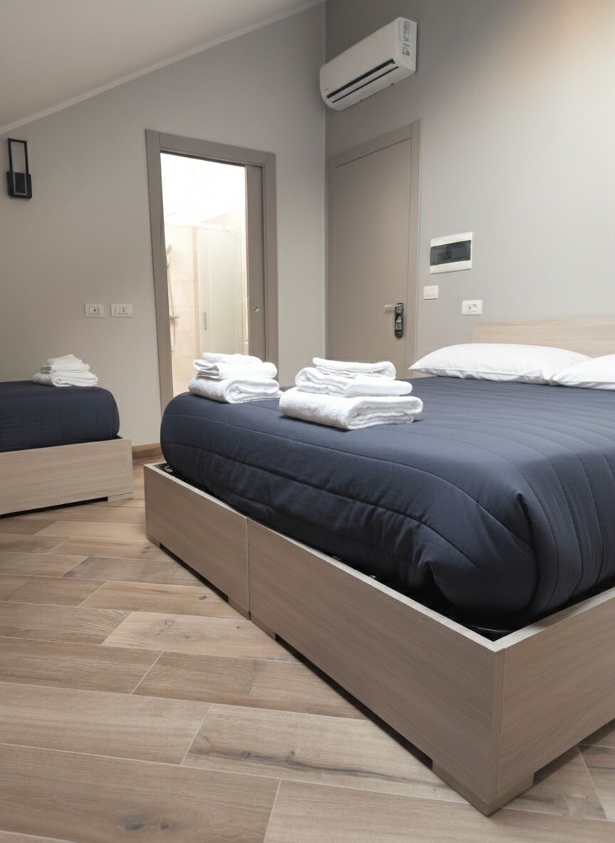 Quarto quádruplo, suíte | Cofres nos quartos, escrivaninha, Wi-Fi de cortesia, roupa de cama