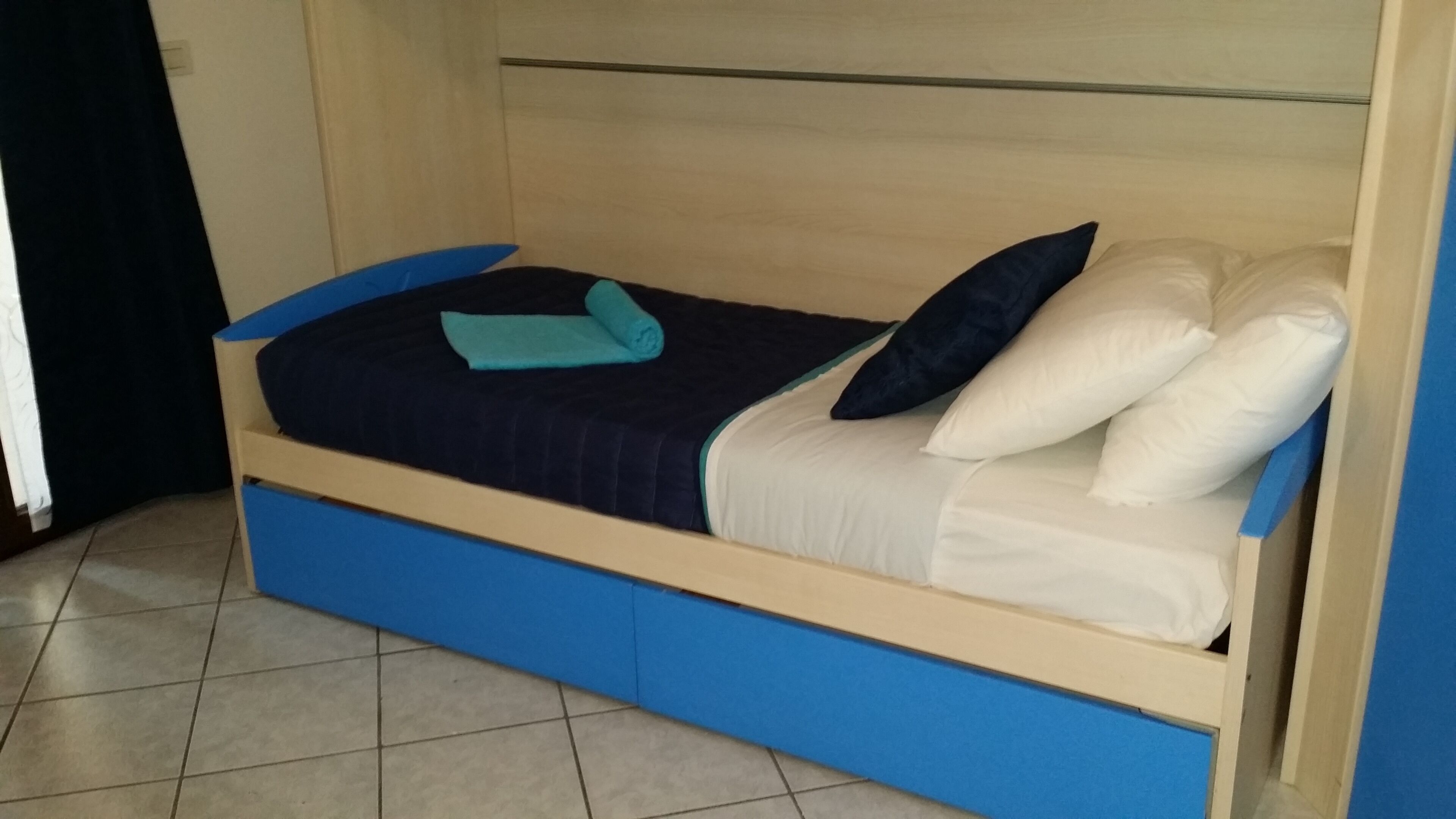 Quarto solteiro, banheiro compartilhado | Cofres nos quartos, escrivaninha, Wi-Fi de cortesia, roupa de cama