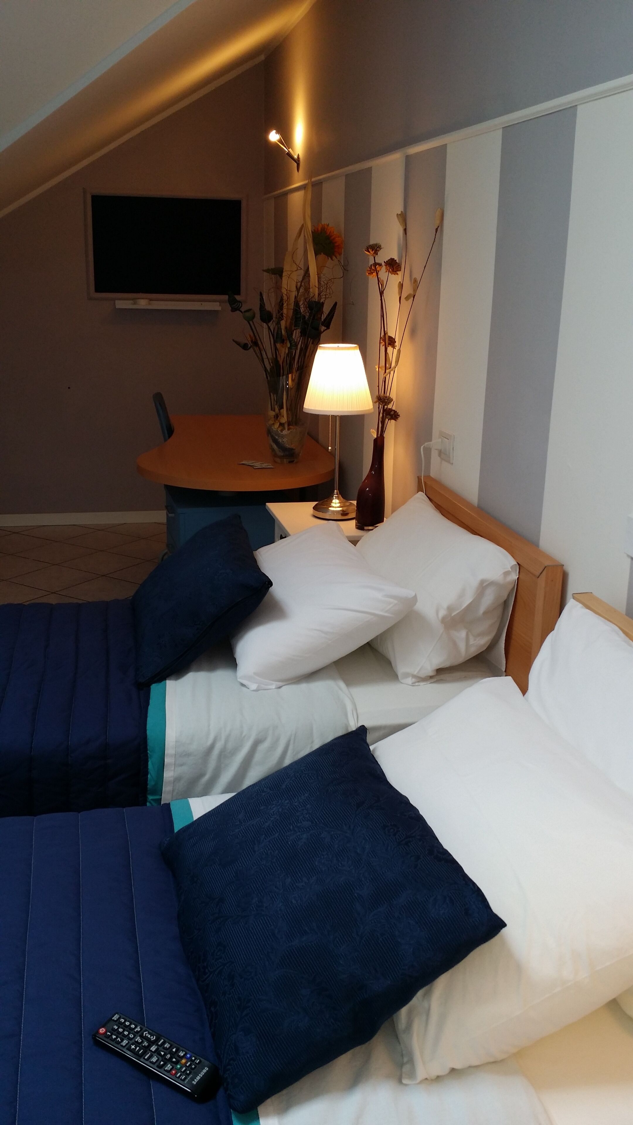Quarto duplo, 2 camas de solteiro, banheiro compartilhado | Cofres nos quartos, escrivaninha, Wi-Fi de cortesia, roupa de cama