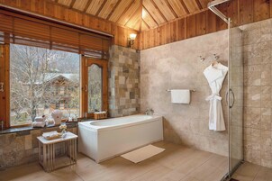 Suite, 1 cama queen-size (Grand Himalyan Suite) | Casa de banho | Um polibã, um chuveiro de hidromassagem 