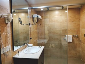 Quarto executivo, 1 cama King, para não fumantes | Roupas de cama de algodão egípcio, roupas de cama premium, frigobar