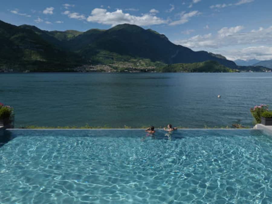 Piscina externa sazonal, guarda-sóis, espreguiçadeiras