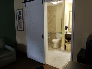 Quarto Standard, 1 cama king-size, acessível, não fumadores | Casa de banho | Um polibã, artigos de higiene pessoal grátis, um secador de cabelo