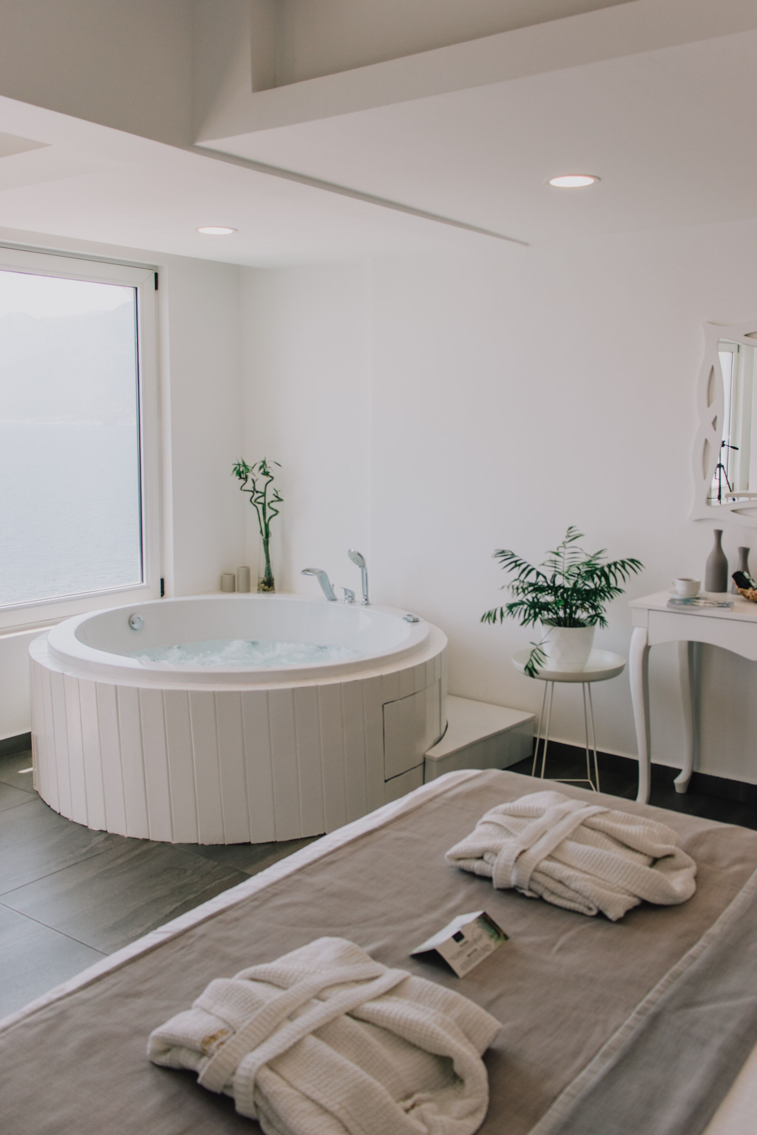 Quarto Lua de Mel, banheira de hidromassagem, vista para o mar | Roupa de alta qualidade, minibar, cofre no quarto, secretária 
