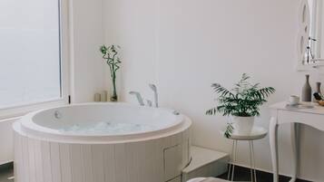 Quarto Lua de Mel, banheira de hidromassagem, vista para o mar | Roupa de alta qualidade, minibar, cofre no quarto, secretária