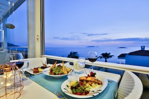 Servem pequenos-almoços, almoços, jantares e brunches (fins de semana)