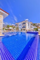 Piscina externa, guarda-sóis, espreguiçadeiras