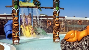 2 piscinas externas, guarda-sóis, espreguiçadeiras