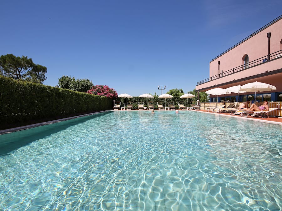 Piscina externa, espreguiçadeiras