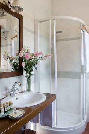 Quarto casal superior, para não fumantes, vista para o parque | Banheiro | Produtos de toalete grátis, secador de cabelo, chinelos, bidê
