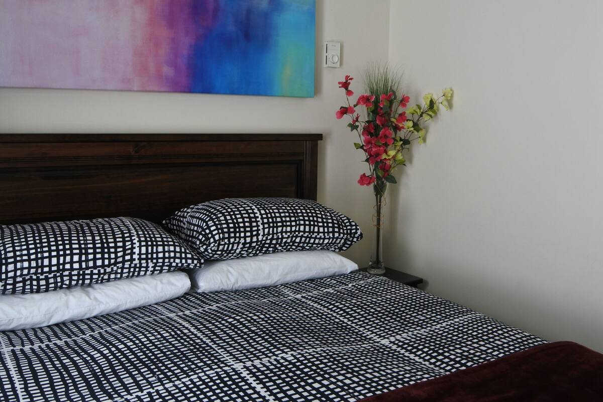 Deluxe Queen room in Shared Apartment | Roupa de alta qualidade, secretária, ferro/tábua de engomar 