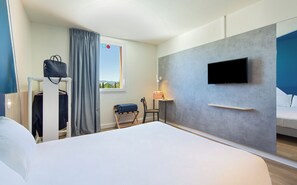 Roupas de cama premium, escrivaninha, quartos à prova de som