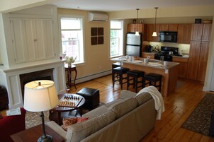 Apartamento, 2 quartos, lareira | Sala | TV de ecrã plano 