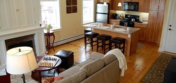 Apartamento, 2 quartos, lareira | Cozinha privada | Um frigorífico, um micro-ondas, uma cafeteira/bule, uma torradeira 