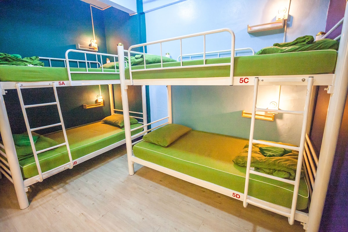 Quarto Quádruplo Básico | Cofre no quarto, quartos insonorizados, Wi-fi grátis