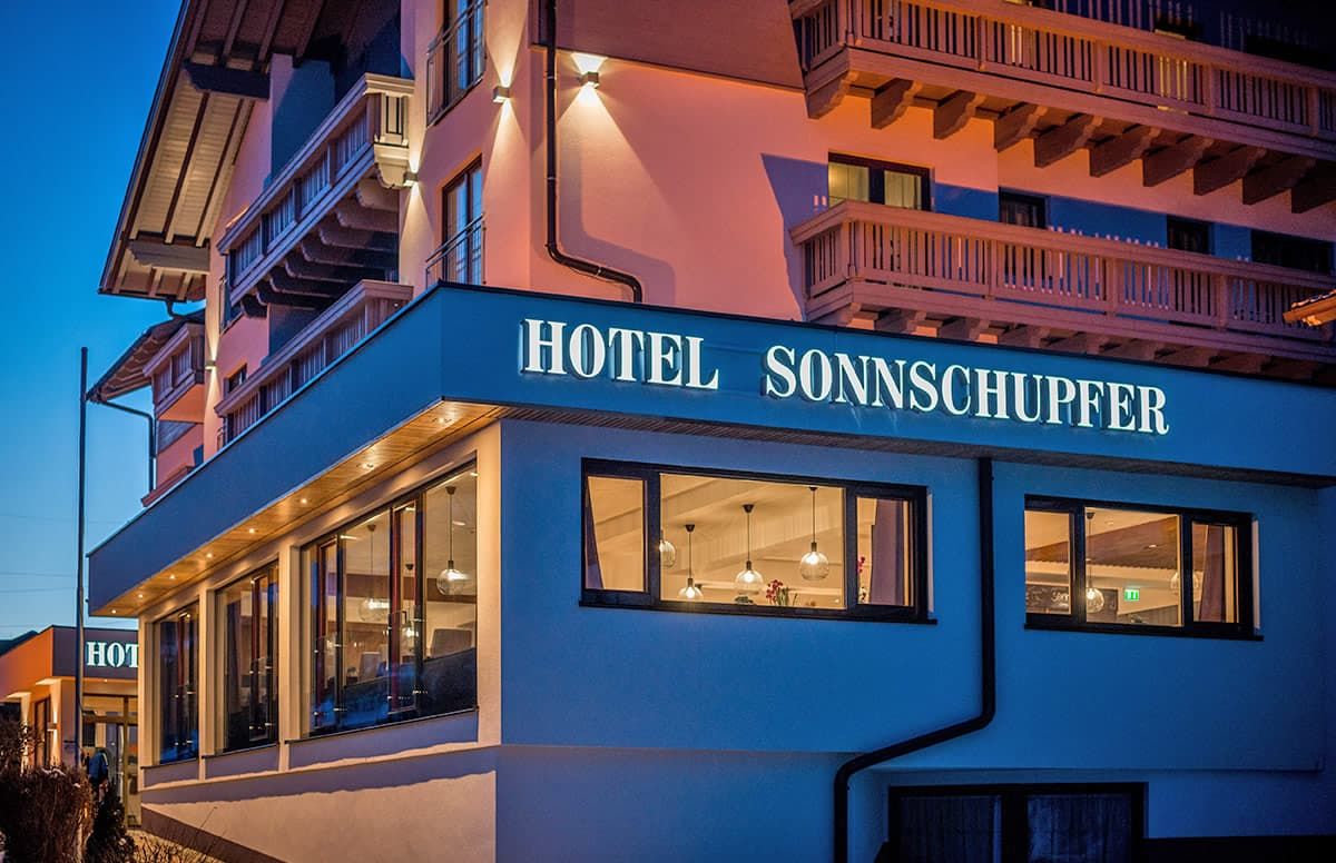 Um edifício de hotel com uma placa que diz 'HOTEL SONNCHUPFER'.