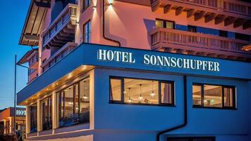 Um edifício de hotel com uma placa que diz 'HOTEL SONNCHUPFER'.