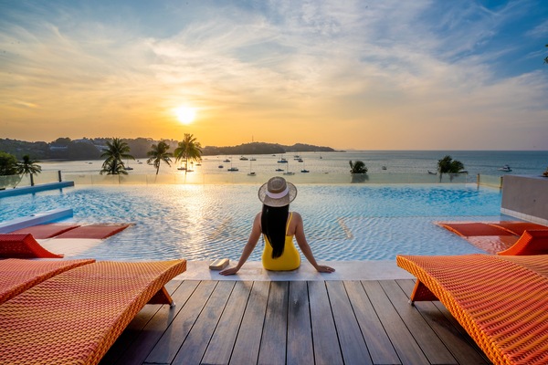 Piscina externa, espreguiçadeiras