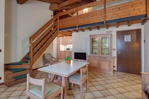 Apartamento Comfort, 1 quarto | Sala de estar | Televisor 