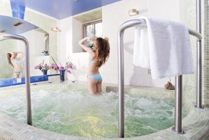 Sauna, banheira de hidromassagem, tratamentos corporais 