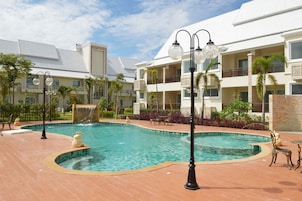 Piscina externa, espreguiçadeiras