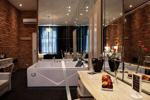 Suíte júnior, banheira de hidromassagem, vista para a cidade | Roupas de cama de algodão egípcio, roupas de cama premium, frigobar