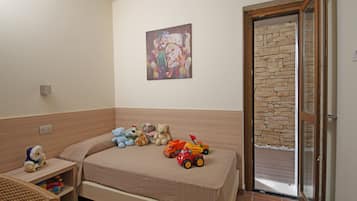 Apartamento Superior, 3 quartos | Cofre no quarto, cortinas/cortinados opacos, roupa de cama fornecida