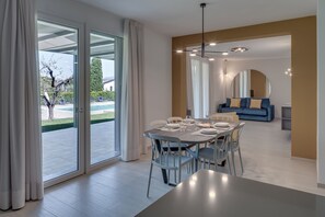 Apartamento Deluxe, 2 quartos | Sala | Televisor 
