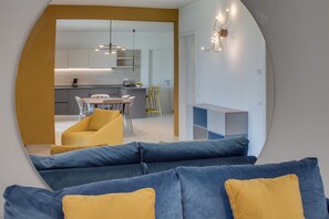 Apartamento Deluxe, 2 quartos | Sala | Televisor 
