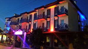 Fachada da propriedade à noite
