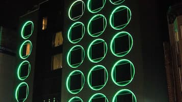 Fachada da propriedade à noite