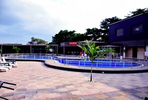 Piscina exterior, da(s) 6:00 à(s) 22:00, guarda-sóis, espreguiçadeiras 