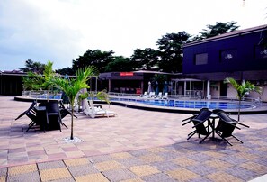Piscina exterior, da(s) 6:00 à(s) 22:00, guarda-sóis, espreguiçadeiras 