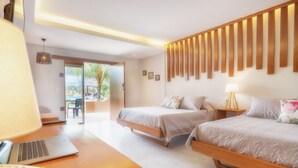 Quarto Deluxe | Minibar, cofre no quarto 