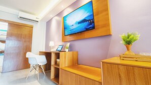 Quarto Deluxe | Minibar, cofre no quarto 