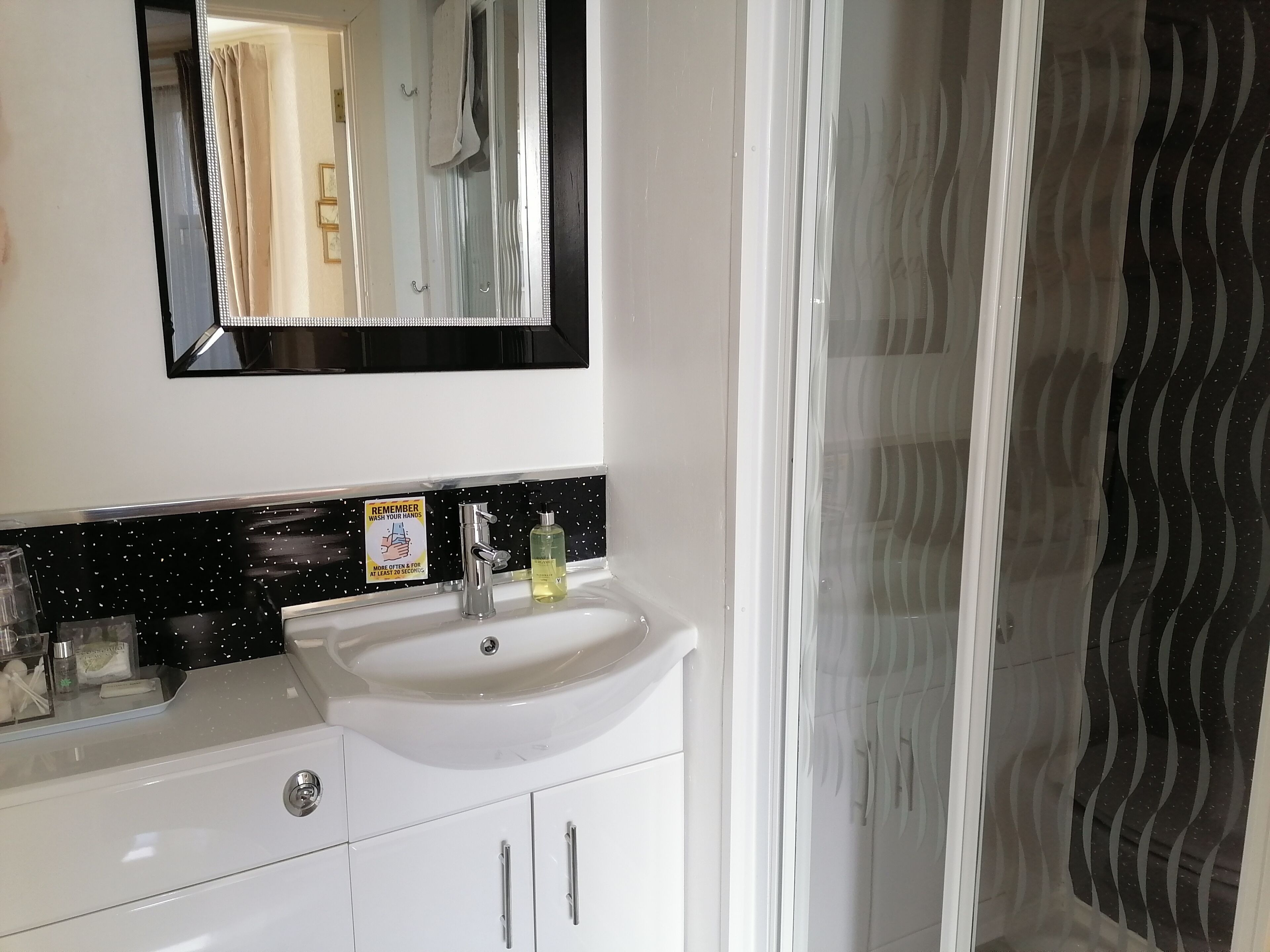Quarto Duplo Deluxe, casa de banho anexa | Casa de banho | Artigos de higiene pessoal grátis, um secador de cabelo 
