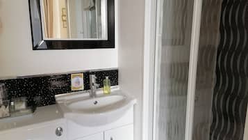 Quarto Duplo Deluxe, casa de banho anexa | Casa de banho | Artigos de higiene pessoal grátis, um secador de cabelo