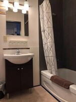 Quarto Duplo Standard, 2 camas de casal | Casa de banho | Uma combinação polibã/banheira, artigos de higiene pessoal grátis 