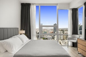 Suite, várias camas (Junior Two Bedroom Suite) | 1 quarto, roupa de alta qualidade, edredões de penas 