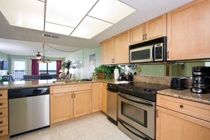 Apartamento em Condomínio Fechado, 1 quarto, varanda, vista para a praia (#1, Saida Tower III) | Cozinha privada | Um frigorífico/congelador grande, um micro-ondas, uma placa de cozinha